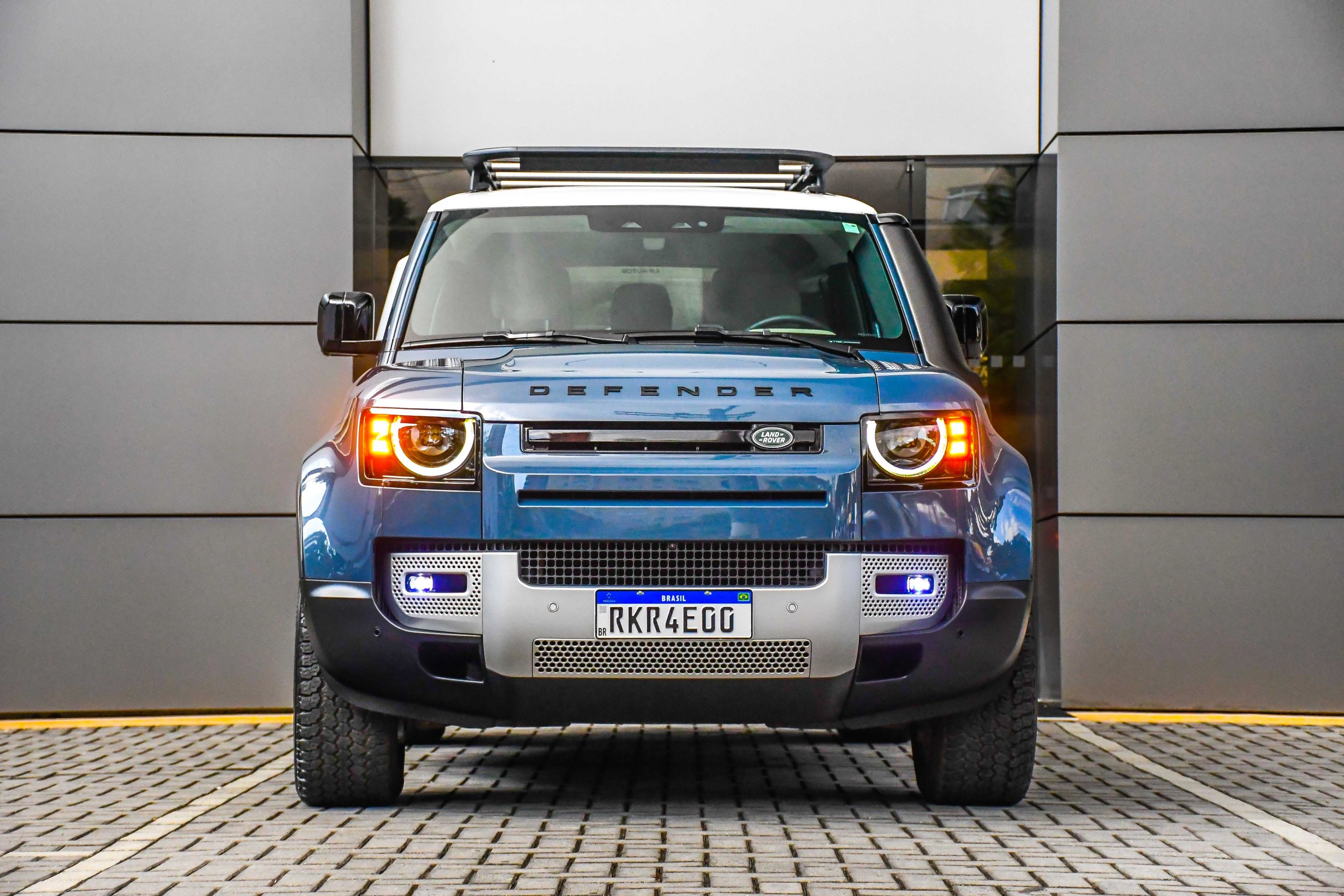 Defender 90, SUV raiz que desfila e se põe na lama