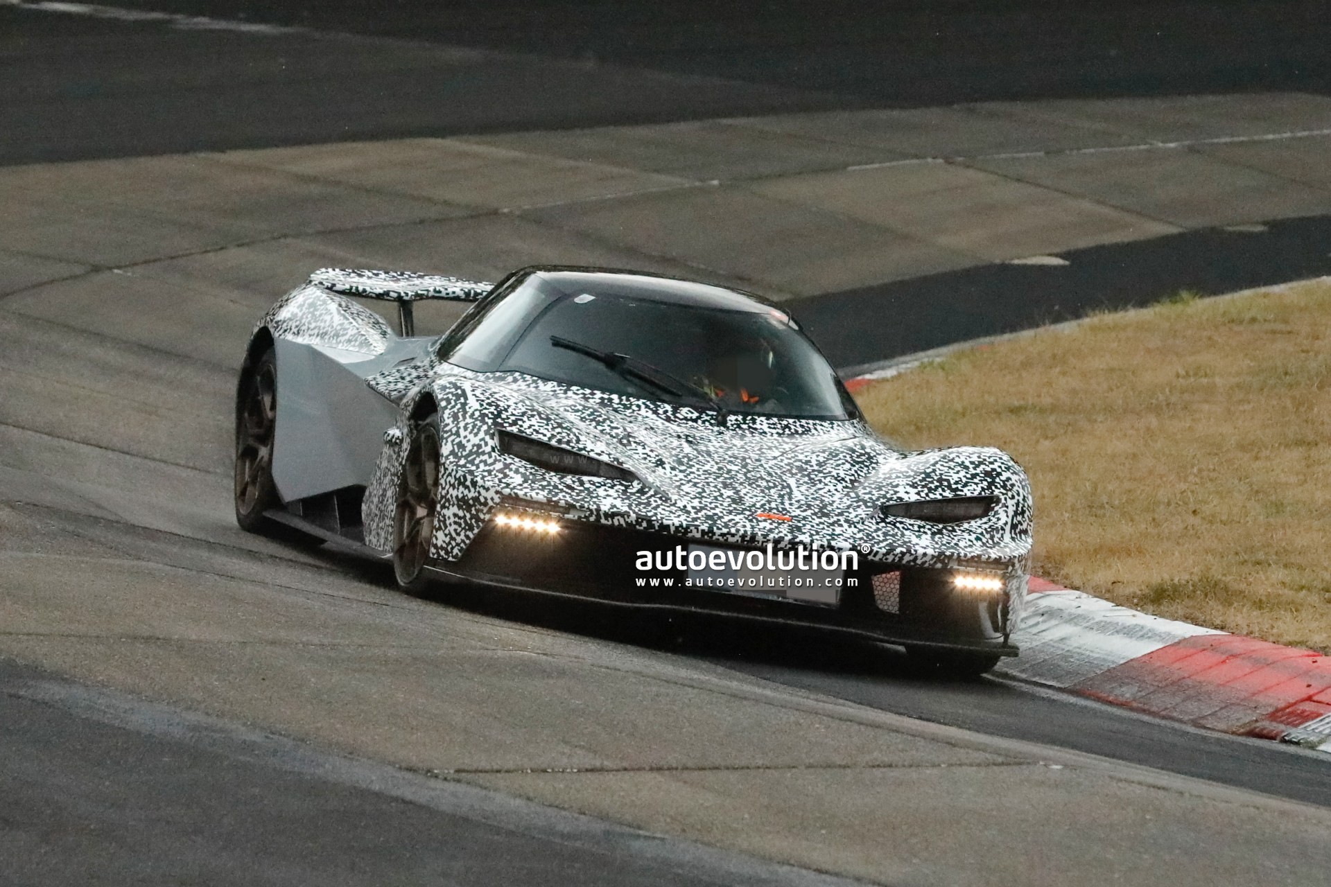 KTM X-Bow GTX 2023 surge camuflado em Nürburgring